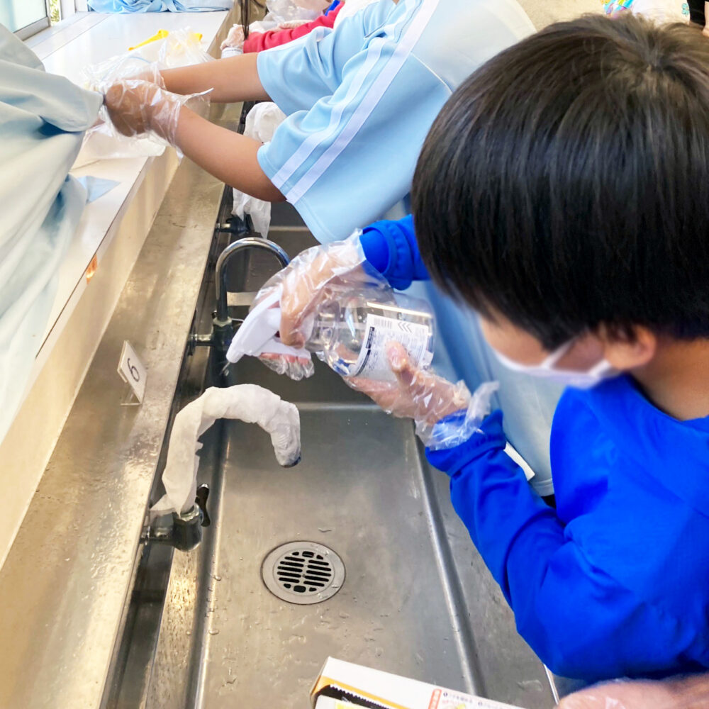 グラフィコ、小学校で「オキシクリーン」の出張授業を開催 | 国際商業オンライン | 化粧品日用品業界の国内・海外ニュース